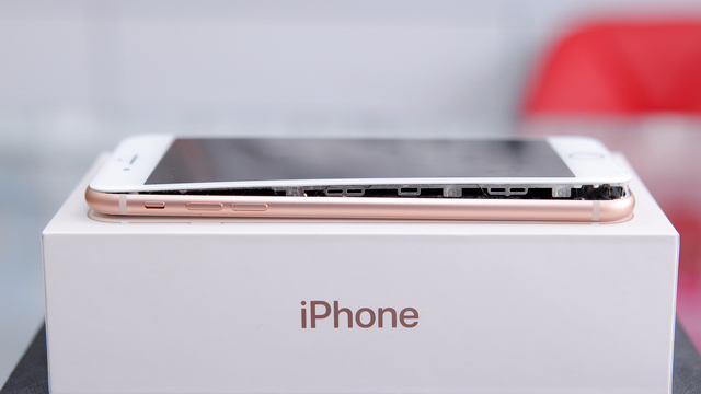 iPhone 8 Plus เกิดปัญหาหน้าจอโก่ง หลุดออกจากตัวเครื่อง – Dailygizmo